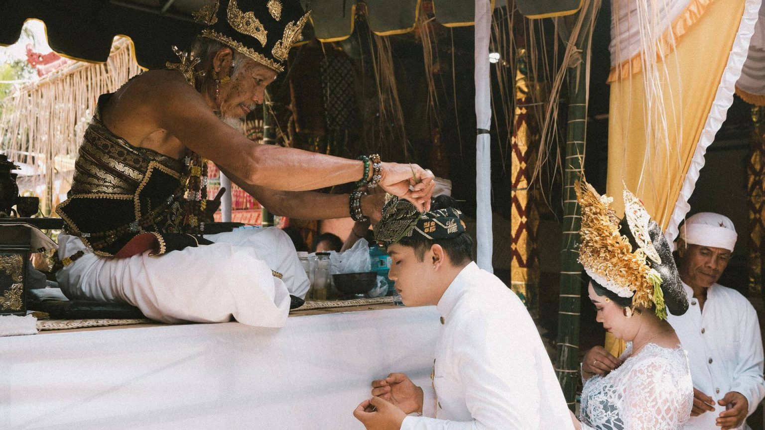 √ Inspirasi Pernikahan Adat Bali Yang Sederhana dan Bahagia