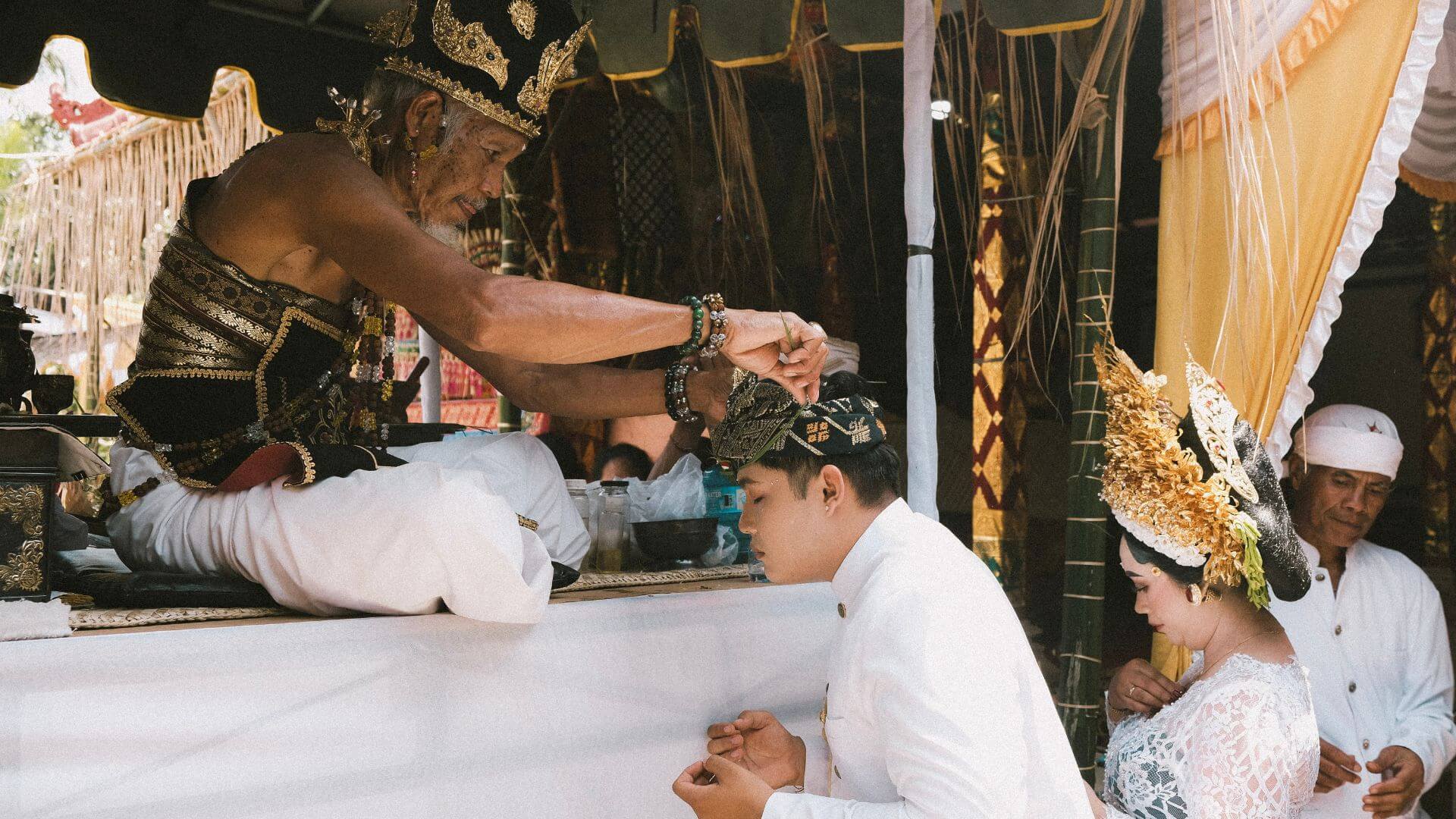 √ Inspirasi Pernikahan Adat Bali Yang Sederhana dan Bahagia